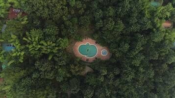 2 piscinas externas