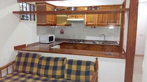 Geladeira, cooktop, chaleira elétrica