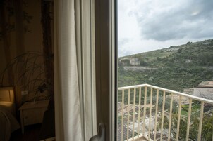 Quarto Duplo Comfort, não fumadores, vista para o vale | Edredões de penas, camas de colchão viscoelástico, minibar, secretária 