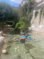 Piscina externa, espreguiçadeiras