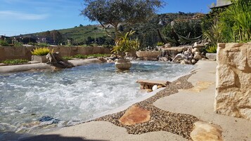 Piscina exterior, espreguiçadeiras 