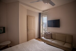 Quarto Duplo Comfort, não fumadores, Vista para a cidade | Edredões de penas, camas de colchão viscoelástico, minibar, secretária 