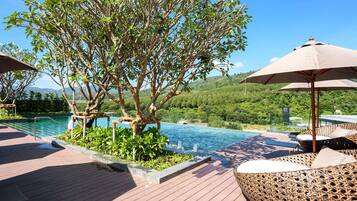 Piscina exterior, guarda-sóis, espreguiçadeiras