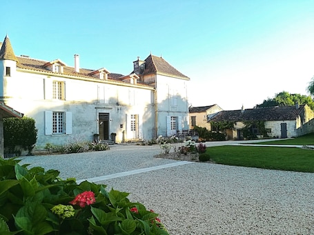 Fachada do alojamento. Montboulard