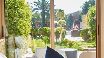 Quarto Duplo, vista para a piscina | Terraço/pátio interior