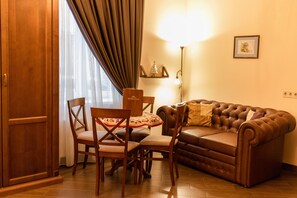 Apartamento superluxo | Roupas de cama premium, camas Select Comfort, cofres nos quartos