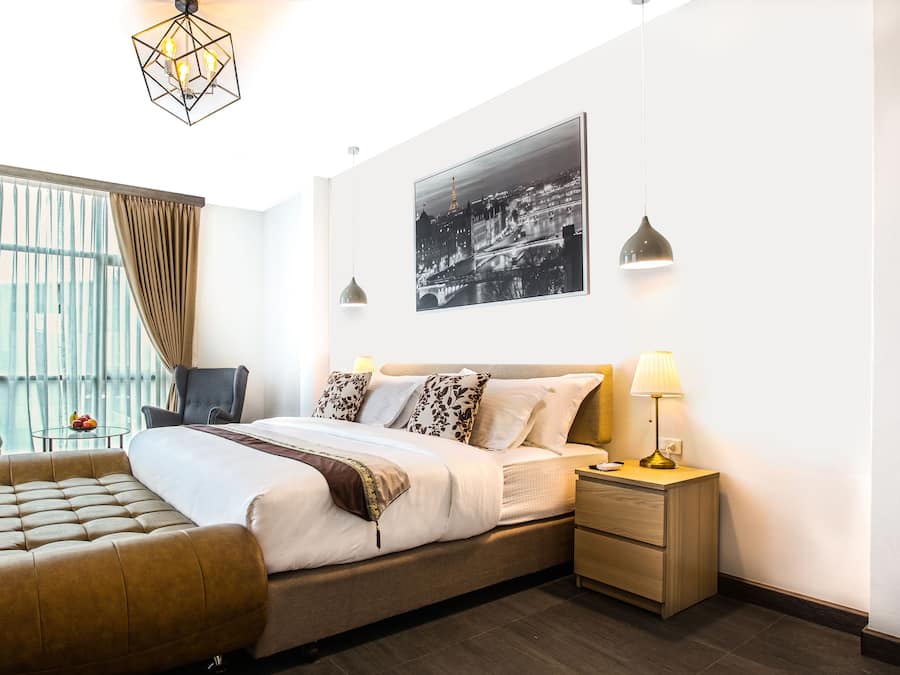 Cofres nos quartos, escrivaninha, espaço de trabalho para notebook