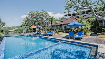 Piscina exterior, da(s) 6:00 à(s) 20:00, espreguiçadeiras