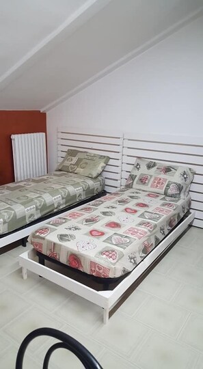 Quarto Familiar, Vista para a cidade | Edredões de penas, secretária, cortinas/cortinados opacos