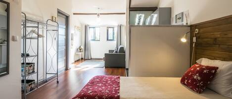 Loft superluxo, 1 quarto, sacada | Sala de estar | TV de tela plana