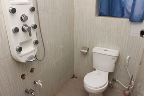 Quarto Deluxe | Casa de banho | Um polibã, um chuveiro fixo, toalhas fornecidas 