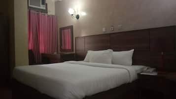 Quarto luxo, 1 cama Queen, para não fumantes | Frigobar, individualmente decorados, individualmente mobiliados