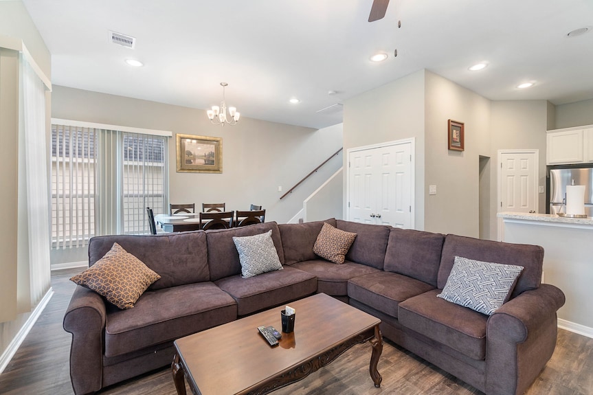 10 Mins From Iah / King Bed - Spacious 2 Bedroom Home - Unit B - Houston George Bush Airport (IAH)