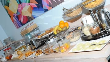 Café da manhã com buffet grátis todos os dias