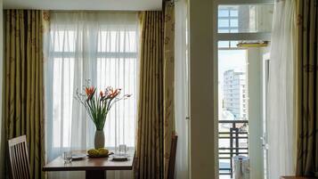 Apartamento Deluxe, varanda, Vista para a cidade | Minibar, cofre no quarto, secretária, cortinas/cortinados opacos