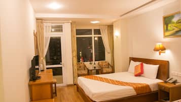 Quarto Duplo Deluxe, 1 quarto, varanda, Vista para a cidade | 1 quarto, minibar, cofre no quarto, secretária