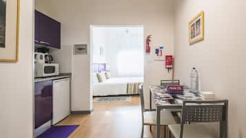 Apartamento, 1 quarto | Cozinha privada | Um frigorífico/congelador grande, um micro-ondas, uma placa de cozinha