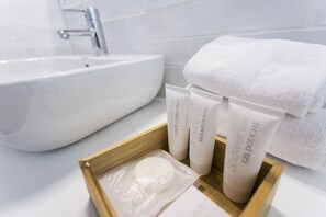 Chuveiro, produtos de toalete grátis, secador de cabelo