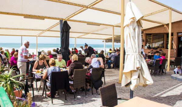 3 restaurantes, pequenos-almoços servidos, cozinha internacional