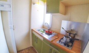 Chalé, 3 quartos, não fumadores | Kitchenette privada | Um frigorífico, um forno, uma placa de cozinha, uma cafeteira/bule