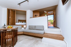 One Bedroom Suite | Sala de estar | Televisor de 32 polegadas com canais por cabo 