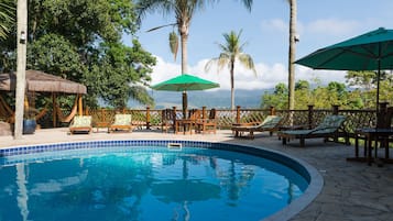 2 piscinas externas, funciona das 9h às 22h, barracas de cortesia