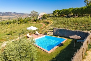 Piscina exterior, guarda-sóis, espreguiçadeiras 