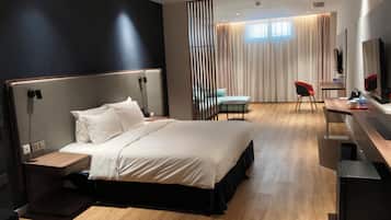 Quarto Standard, 1 cama king-size, acessível | Roupa de alta qualidade, edredões de penas, camas de colchão pillowtop