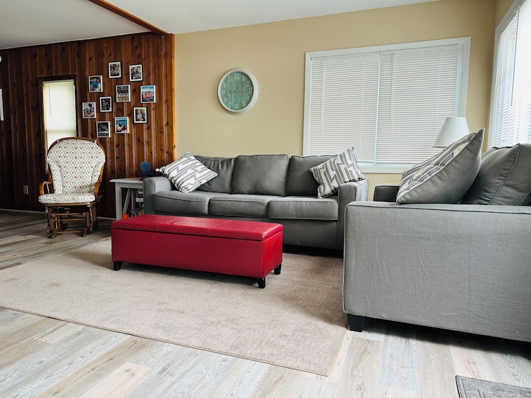 Lakehouse With Pontoon, Deck, Firepit, Paddle Boards, Grill & More Included!! - Valparaiso, IN