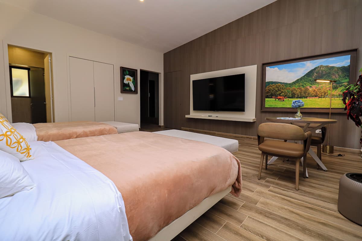 Suíte família, 2 camas de casal | Cofres nos quartos, ferros/tábuas de passar roupa, Wi-Fi de cortesia