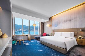 Minibar, cofre no quarto, secretária 