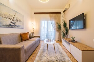 Apartamento Deluxe | Roupa de alta qualidade, com decoração personalizada, secretária 