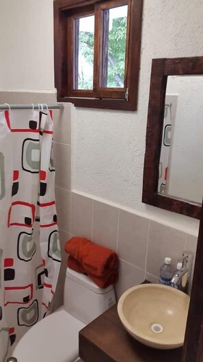 Quarto casal família, acessível, para não fumantes | Banheiro | Chuveiro, produtos de toalete grátis, toalhas de banho 