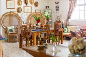 Café da manhã feito na hora todos os dias (XPF 2000 por pessoa) 