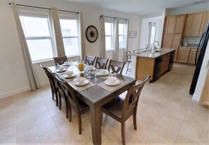 Casa, várias camas | Refeições no quarto
