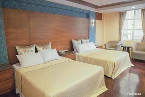 Quarto Quádruplo Empresarial | Secretária, cortinas/cortinados opacos, quartos insonorizados 