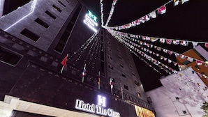 Um hotel com uma placa de destaque que diz "Hotel The Class".