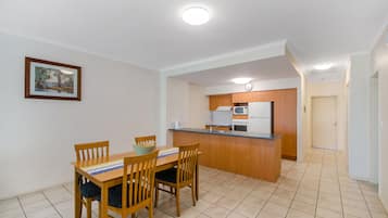 Apartamento, 2 quartos | Secretária, quartos insonorizados, ferro/tábua de engomar