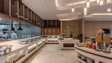 Café da manhã com buffet todos os dias (USD 30 por pessoa)