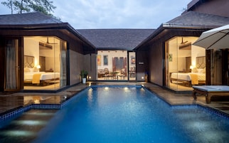 Villa Premium, vista para a piscina | Lençóis de algodão egípcio, roupa de alta qualidade, edredões de penas 