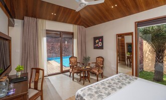 Quarto espaçoso com uma cama grande, uma mesa de jantar com cadeiras, uma piscina pequena e vista para o exterior.
