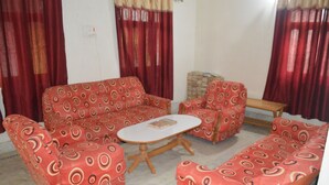 Uma sala de estar com sofá, mesa de centro e mesa lateral.