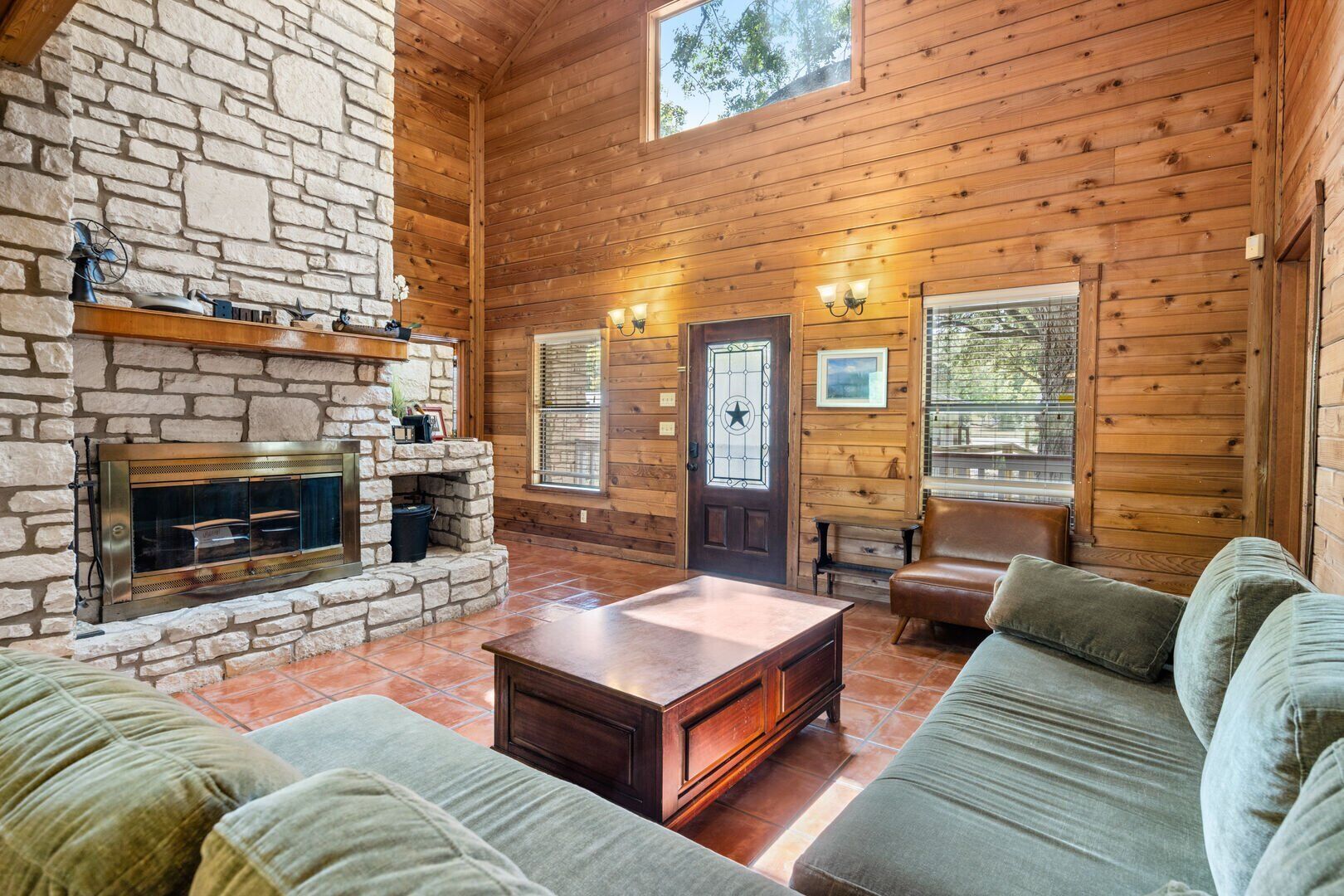 Braun Rio - Guadalupe River, 2 King Master Suites, Loft, Riverfront Patio - Wimberley, TX