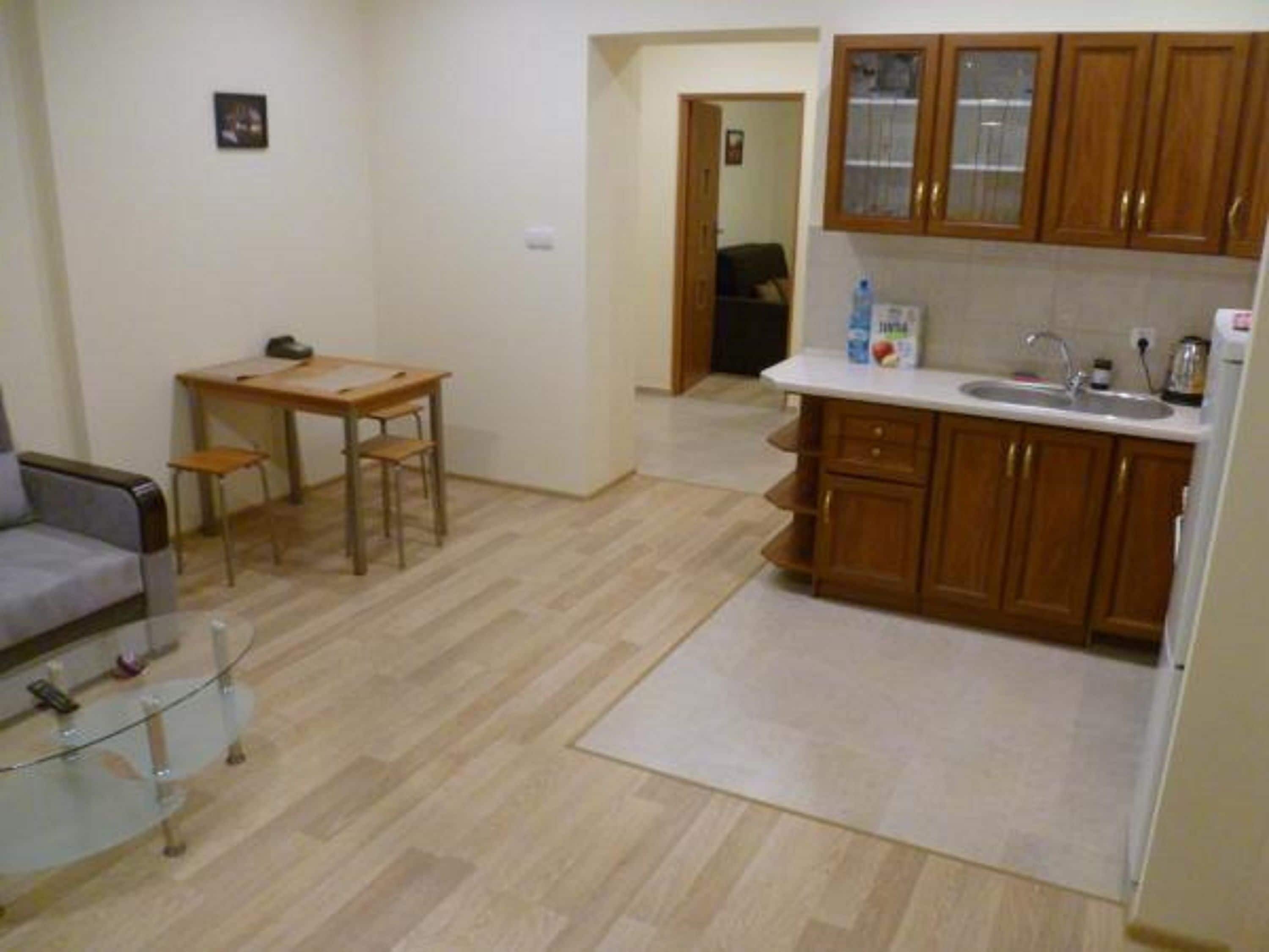 Um espaço compacto com cozinha compacta, área de refeições e um pequeno espaço para sentar.
