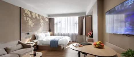 Quarto Duplo Deluxe | Minibar, cofre no quarto, secretária, cortinas/cortinados opacos