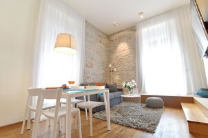 Estúdio Deluxe, vista para o mar | Sala de estar | Televisor de ecrã plano de 102 cm com canais via satélite, Smart TV 