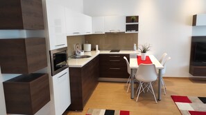 Apartamento Deluxe | Cozinha privada | Um frigorífico, uma placa de cozinha, uma chaleira elétrica