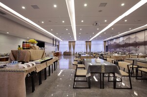 Café da manhã com buffet todos os dias mediante uma taxa