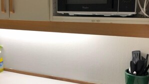 Apartamento, 3 quartos | Cozinha privada | Um frigorífico/congelador grande, um micro-ondas, uma placa de cozinha 