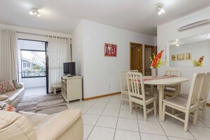 Apartamento (Cayman 123) | Cozinha privada | Geladeira, micro-ondas, talheres/pratos/utensílios de cozinha